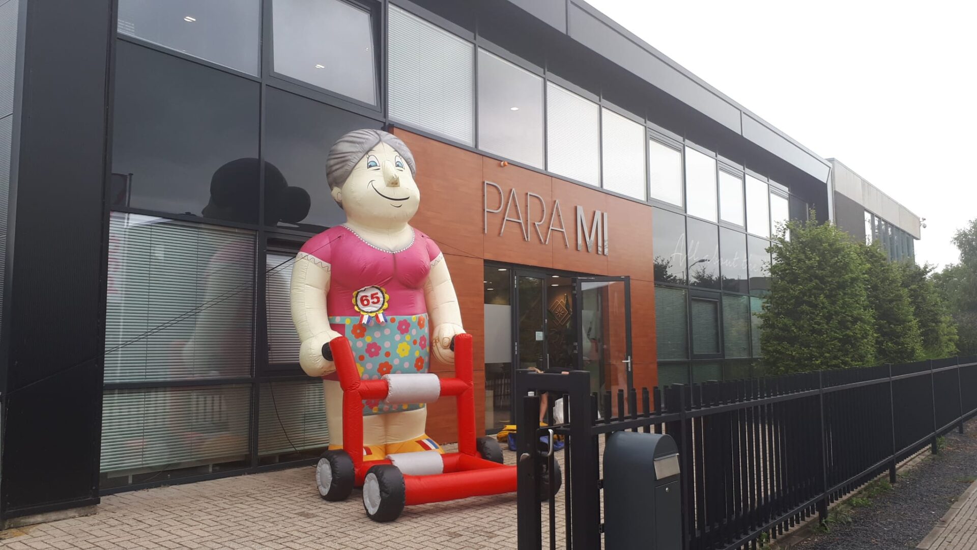 Hey, doe es lachen dan! De leukste foto's van Augustus - Opblaasfiguurshop